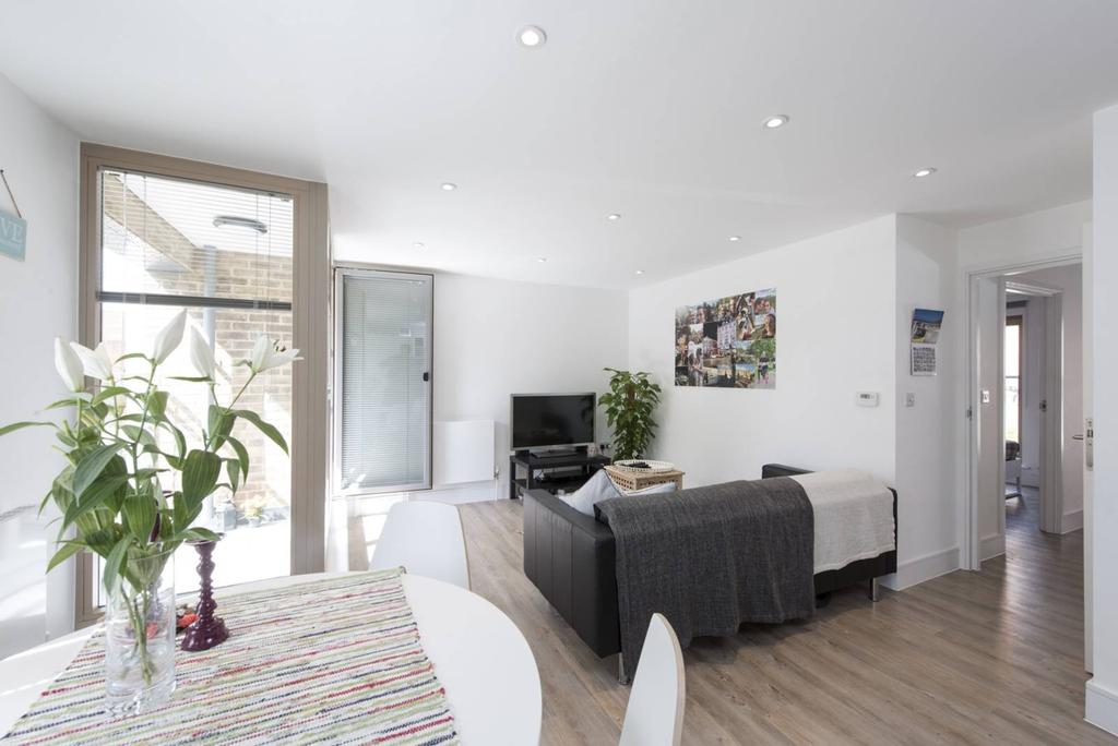 Triangle Place, Clapham South... 1 bed flat - £2,000 pcm (£462 pw)