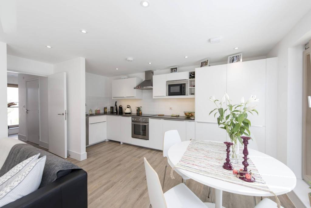 Triangle Place, Clapham South... 1 bed flat - £2,000 pcm (£462 pw)