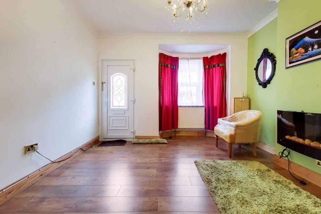 Hillside, Slough, SL1 3 bed end of terrace house - £375,000