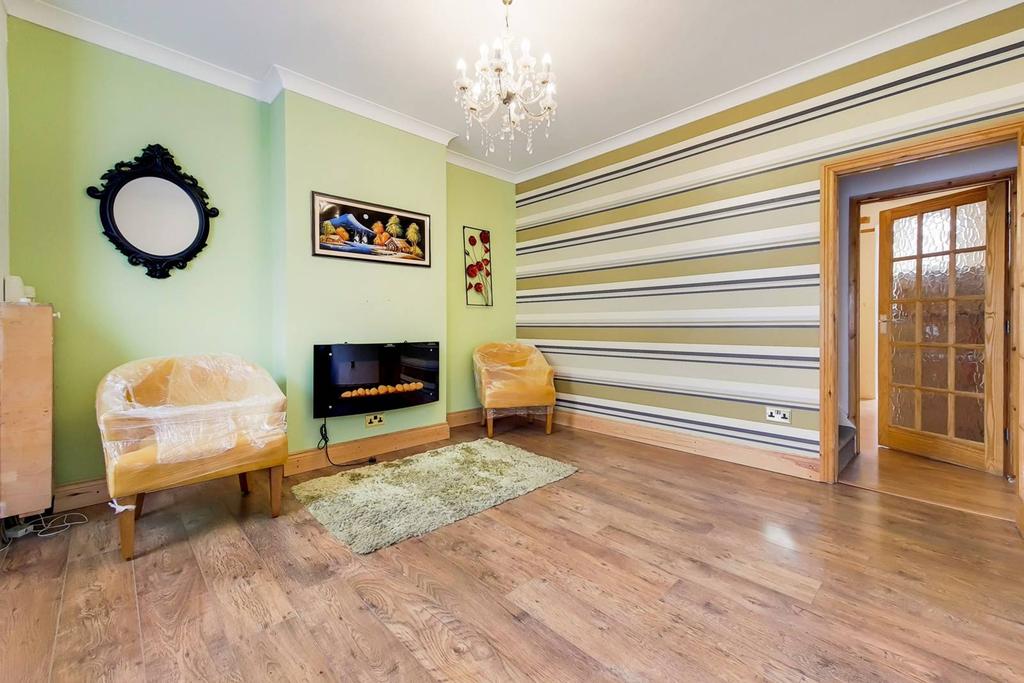 Hillside, Slough, SL1 3 bed end of terrace house - £375,000
