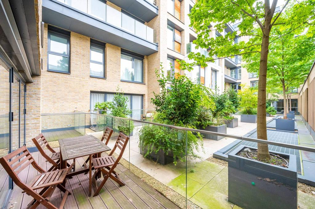 Farm Lane, Fulham Broadway, London, SW6 2 bed flat - £1,250,000