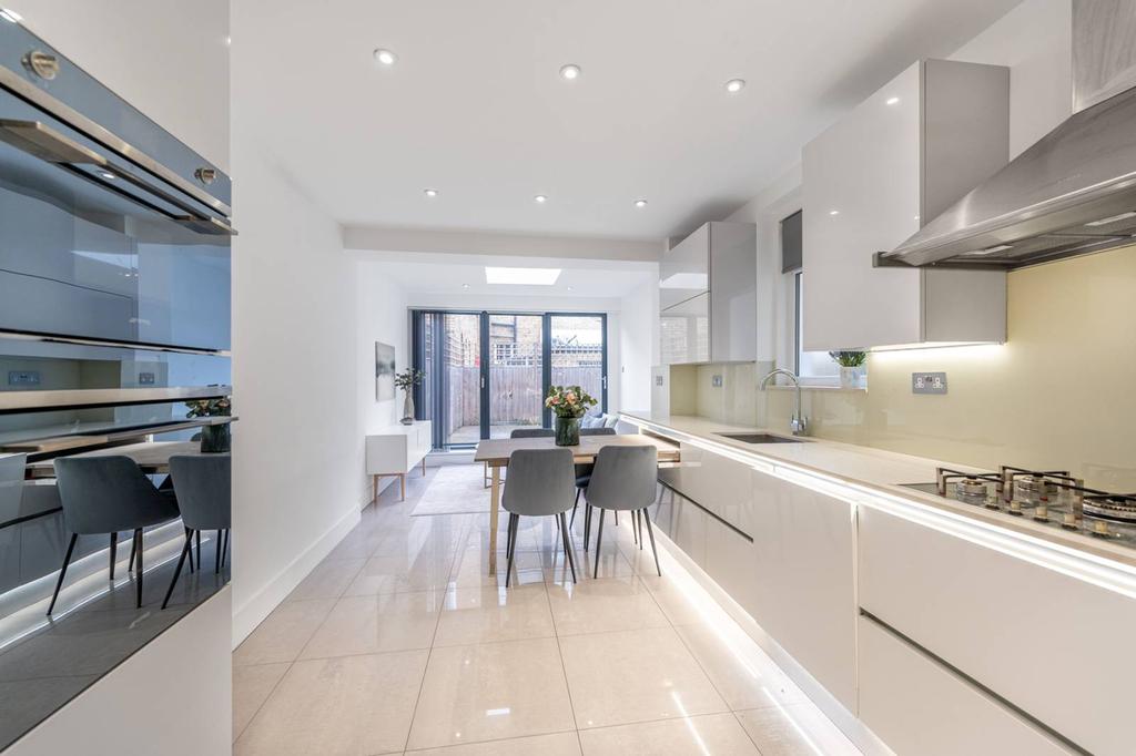 Fermoy Road, Maida Hill, London, W9 2 bed flat - £650,000