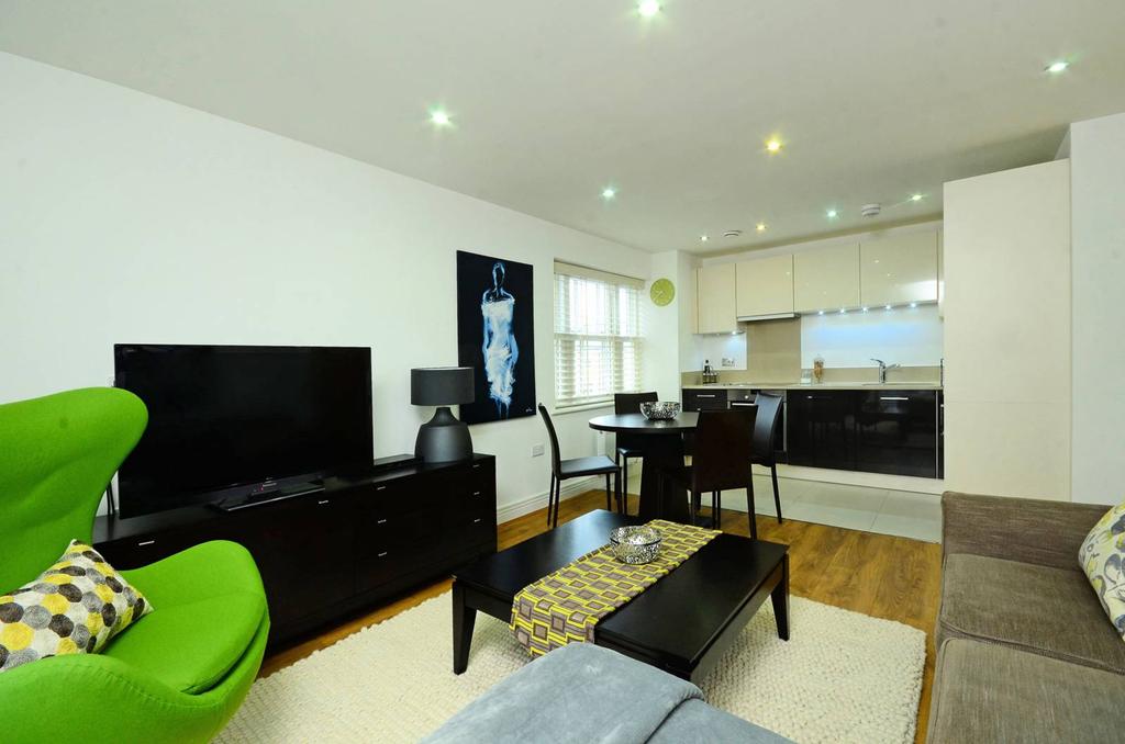 Gillis Square, Roehampton, London, SW15 2 bed flat - £2,925 pcm (£675 pw)