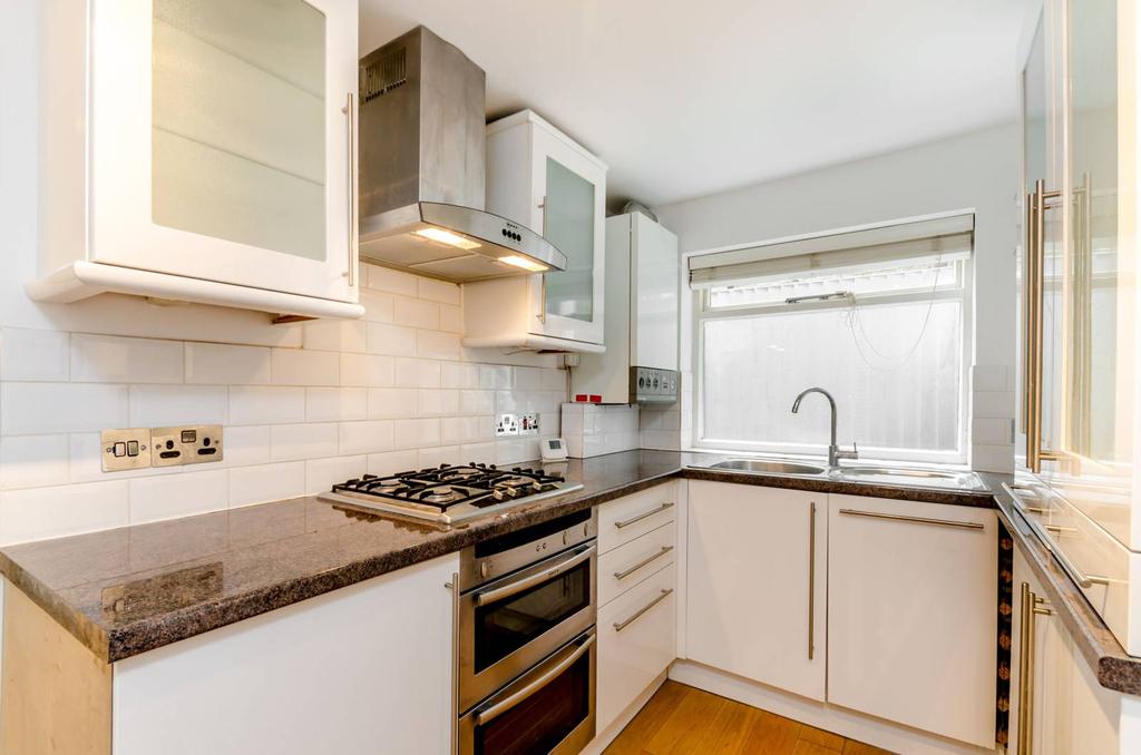Rotherwood Road, West Putney, London... 2 bed flat - £2,250 pcm (£519 pw)