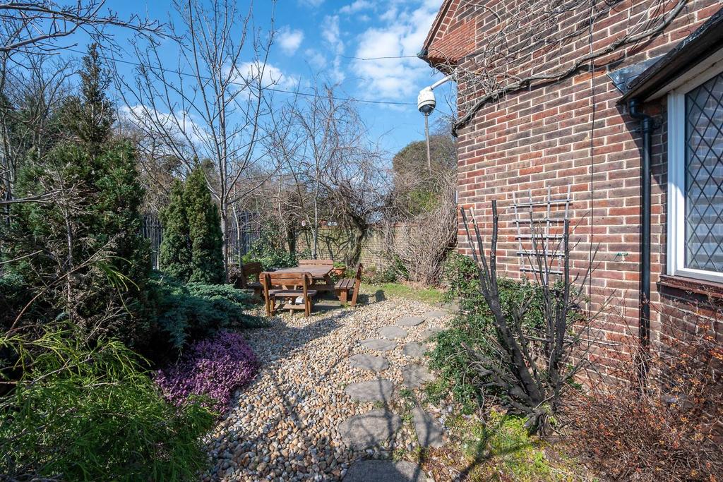 Mogden Lane, Isleworth, TW7 4 bed detached house - £1,650,000