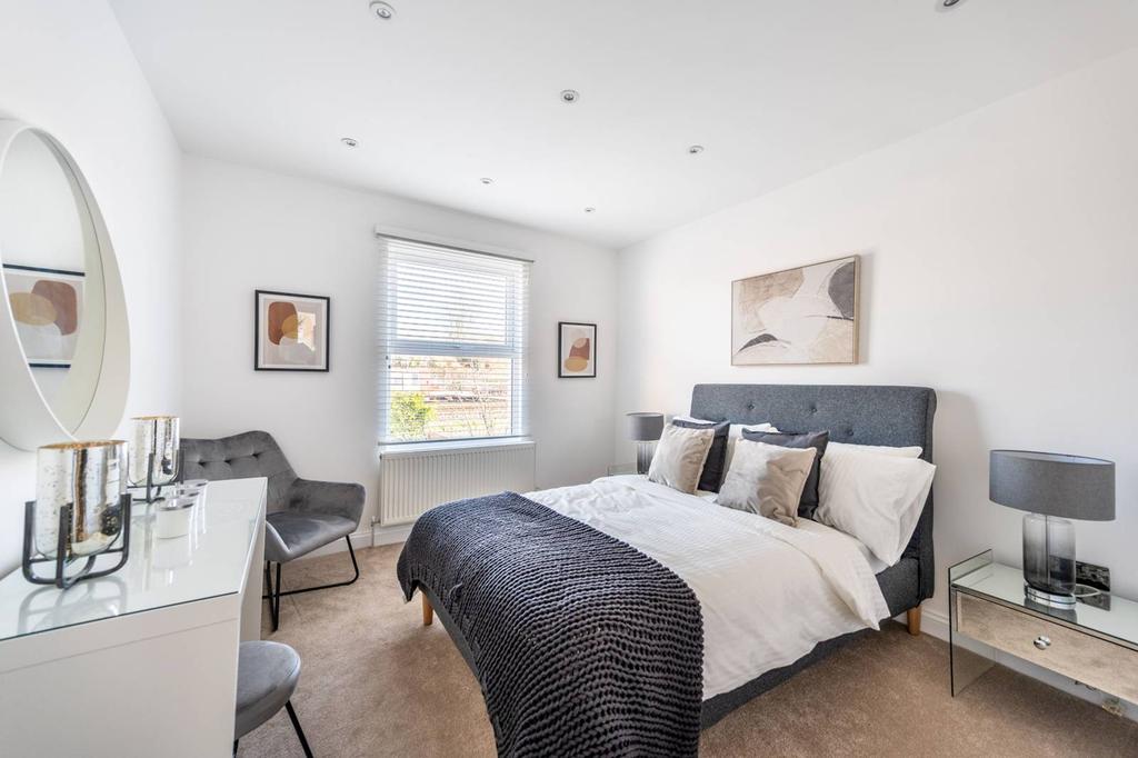 Chapter Road, Willesden Green... 2 bed flat - £400,000