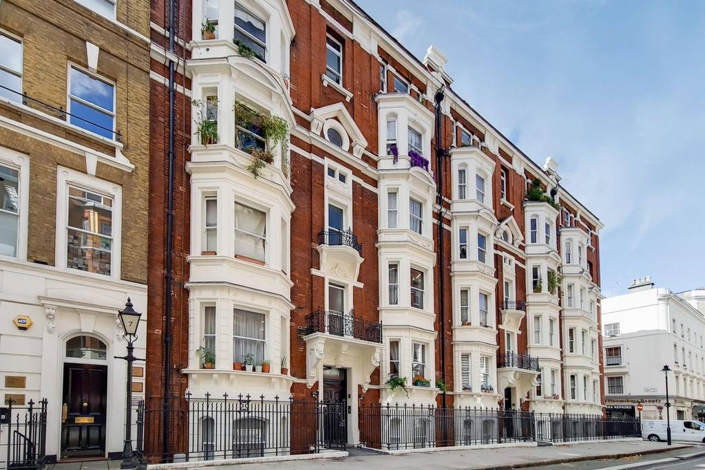 Bury Place, Bloomsbury, London, WC1A 3 bed flat - £900,000