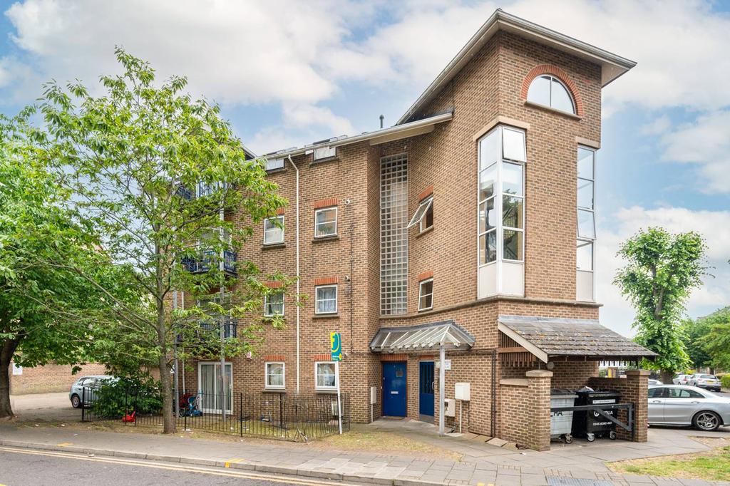 Montrose Crescent, Wembley, HA0 2 bed flat - £375,000