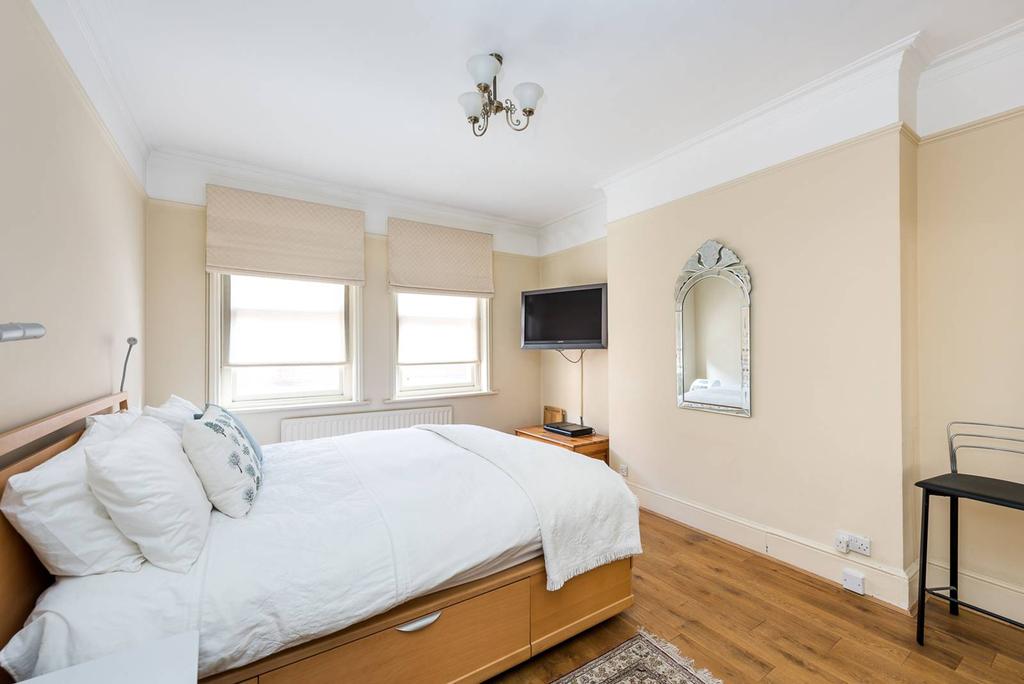 Cheyne Court, Chelsea, London, SW3 3 bed flat - £4,550 pcm (£1,050 pw)