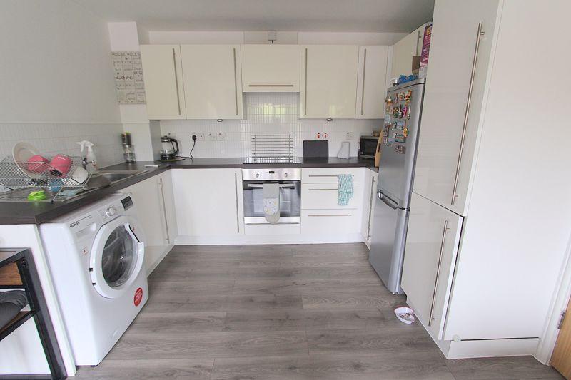 Wave Close, Walsall 2 bed apartment - £850 pcm (£196 pw)