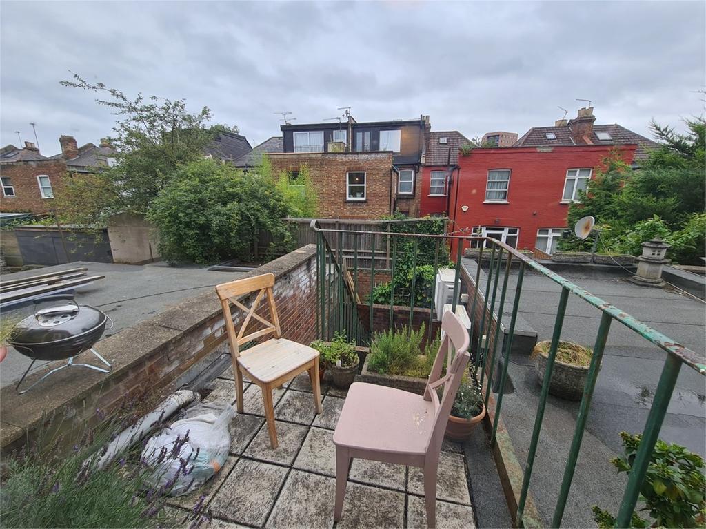High Road, London, N2 3 bed flat - £1,650 pcm (£381 pw)