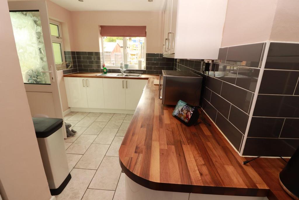 Oak Close, Yate, Bristol, BS37 5TN 4 bed semi-detached house - £385,000