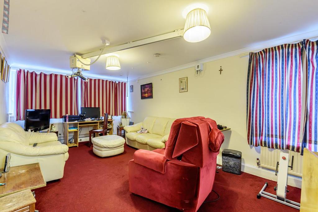 Bray Road, Inglis Barracks, Mill Hill 2 bed flat for sale - £350,000