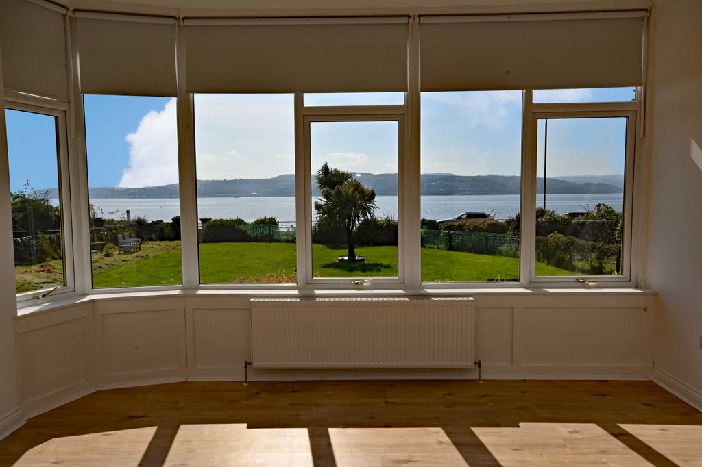 231 Alexandra Parade, Dunoon, Argyll, PA23 2 bed flat - £100,000