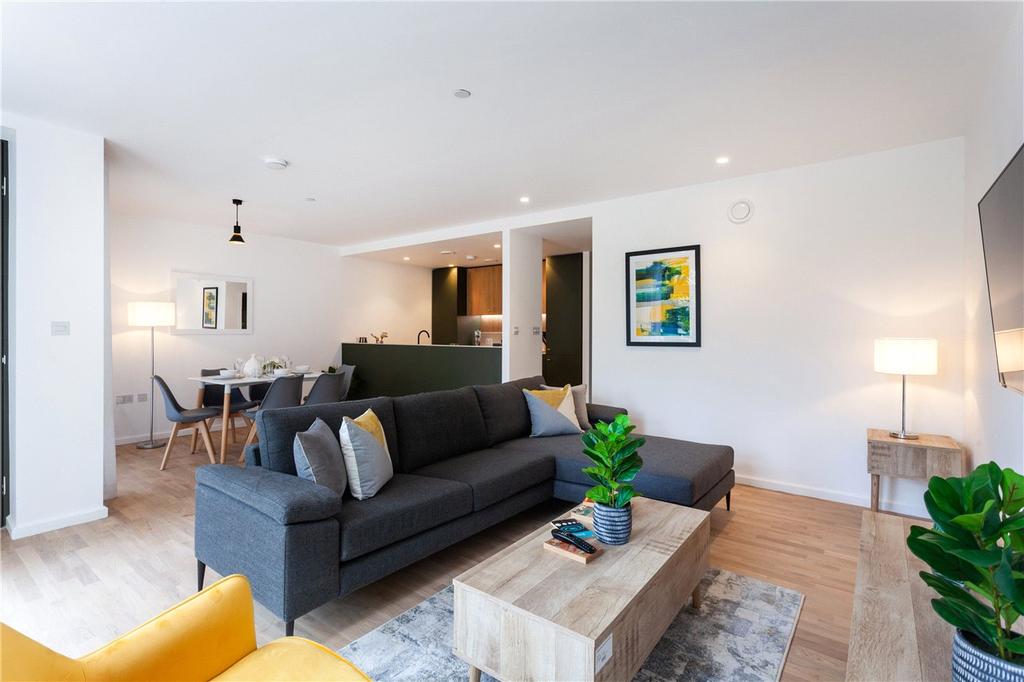 Salisbury Square, Hatfield... 2 bed flat - £425,000