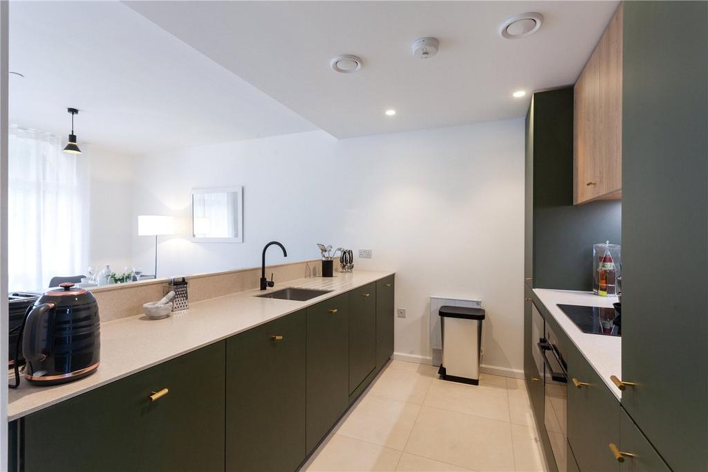 Salisbury Square, Hatfield... 1 bed flat - £285,000