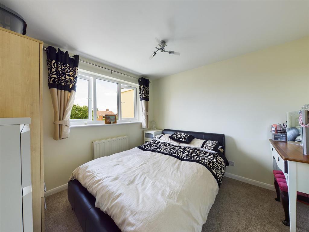 Parker Avenue, Calow, Chesterfield... 4 bed semi-detached house - £220,000