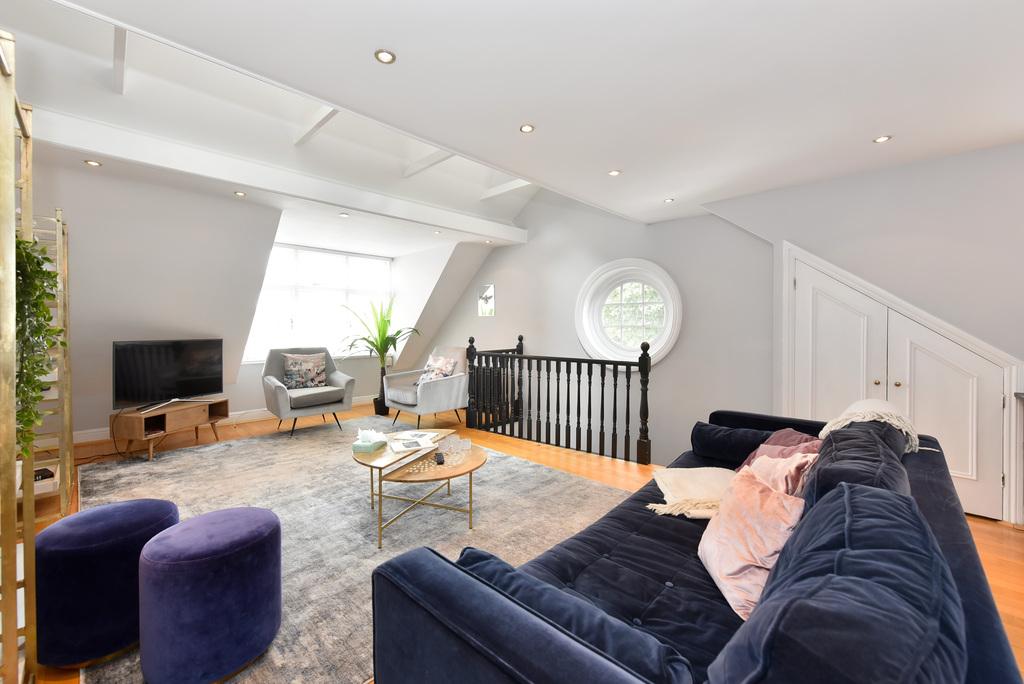 Holbein Mews, Chelsea, SW1W 2 bed property - £4,983 pcm (£1,150 pw)