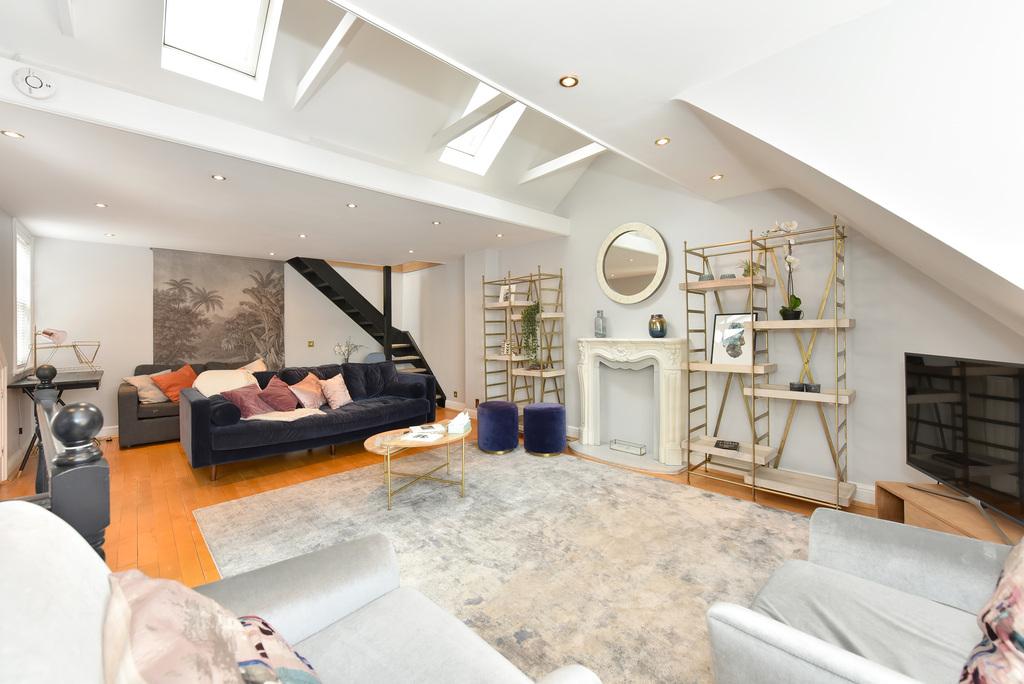 Holbein Mews, Chelsea, SW1W 2 bed property - £4,983 pcm (£1,150 pw)