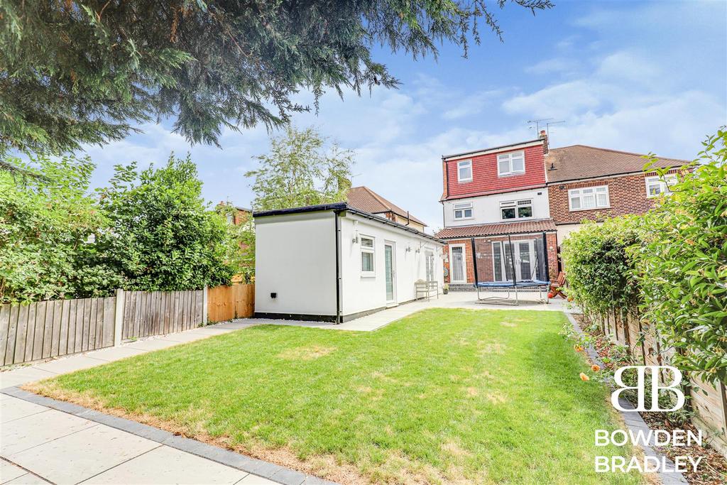 Summit Drive Woodford Green 5 Bed Semi Detached House For Sale £750 000