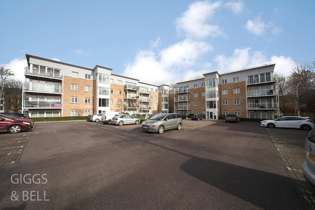 Primrose Close, Luton, Bedfordshire, LU3 2 bed flat - £240,000