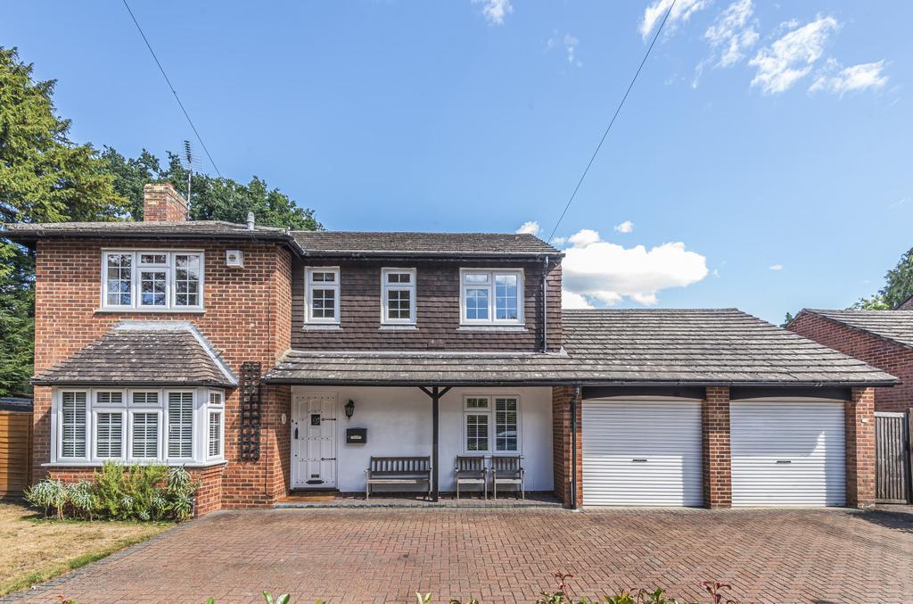 The Avenue, Camberley, Surrey, GU15 4 bed detached house - £830,000
