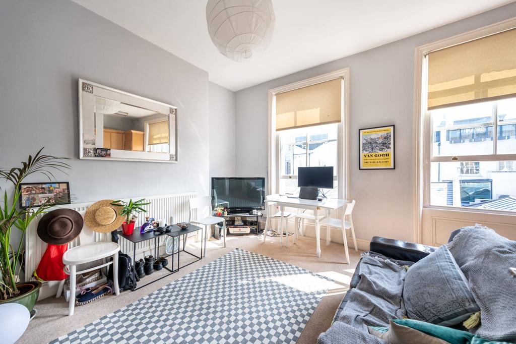 Powis Square, Notting Hill, London, W11 2 bed flat - £2,145 pcm (£495 pw)