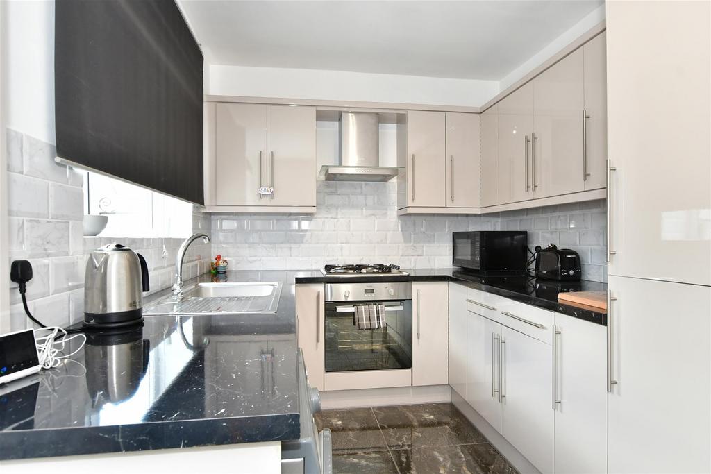 Romford Road, Aveley, South Ockendon... 2 bed terraced house - £322,500