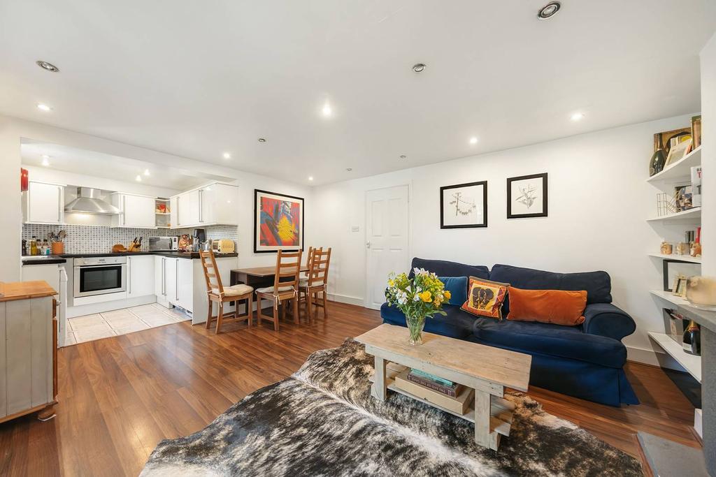 Brixton Road, Brixton, London, SW9 2 bed flat - £3,000 pcm (£692 pw)