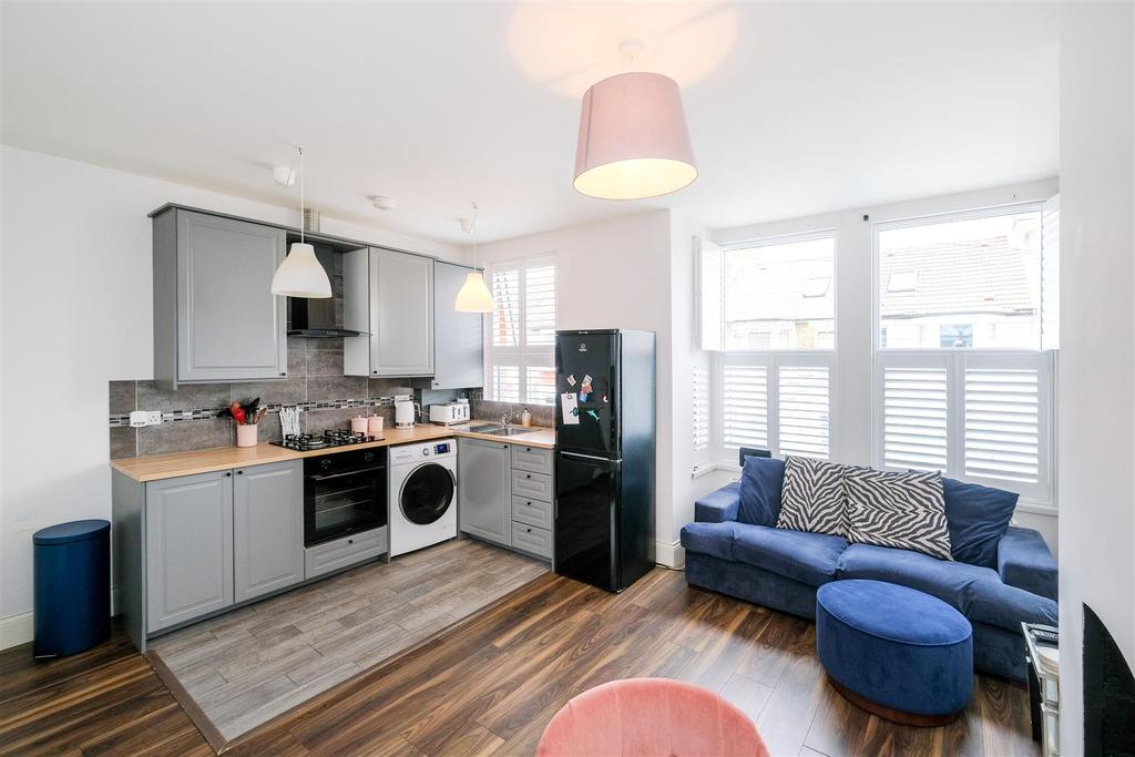 Connaught Road, Chingford, London 2 bed flat - £1,450 pcm (£335 pw)