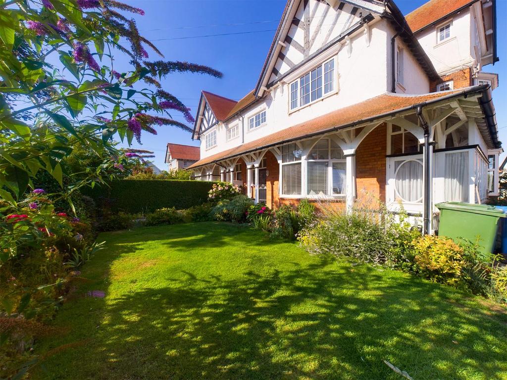 Holbeck Hill, Scarborough 2 bed flat - £200,000