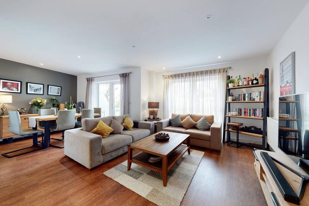 Stanmore Place, Stanmore, HA7 2 bed flat - £560,000