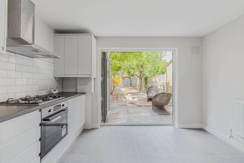 Forest Road, Hackney 4 bed property - £4,700 pcm (£1,085 pw)