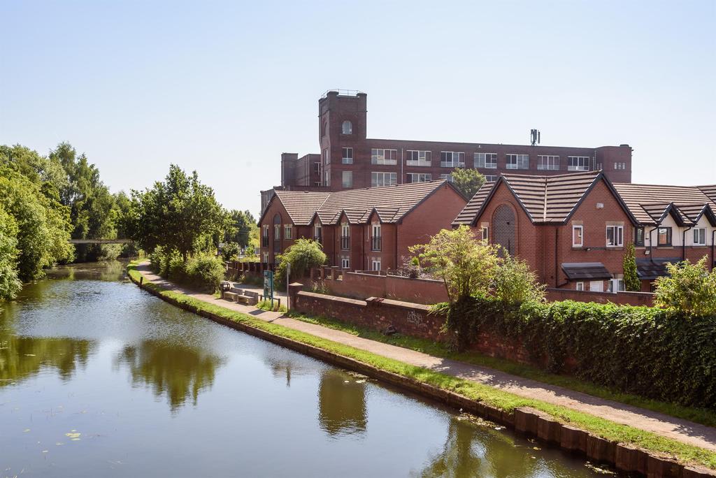 Mather Lane, Leigh, WN7 2FR 2 bed flat - £215,000