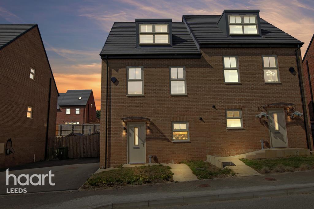 Whorlton Way, Leeds 4 bed semi-detached house - £280,000