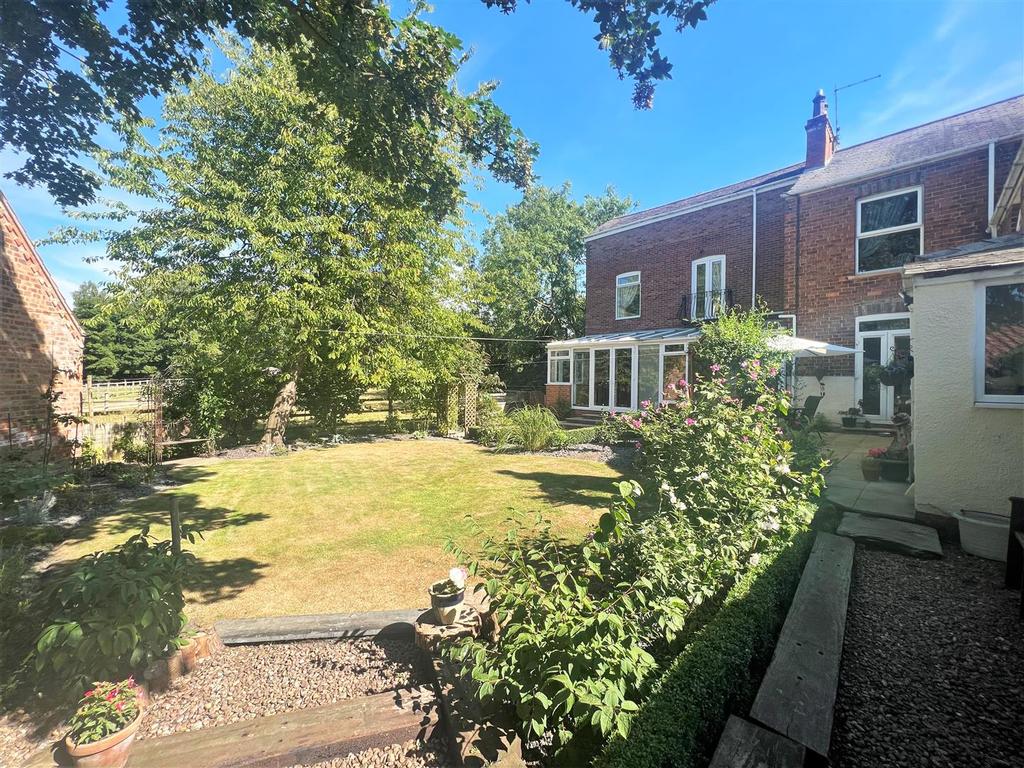 Brantingham Road 4 bed semi-detached house - £400,000