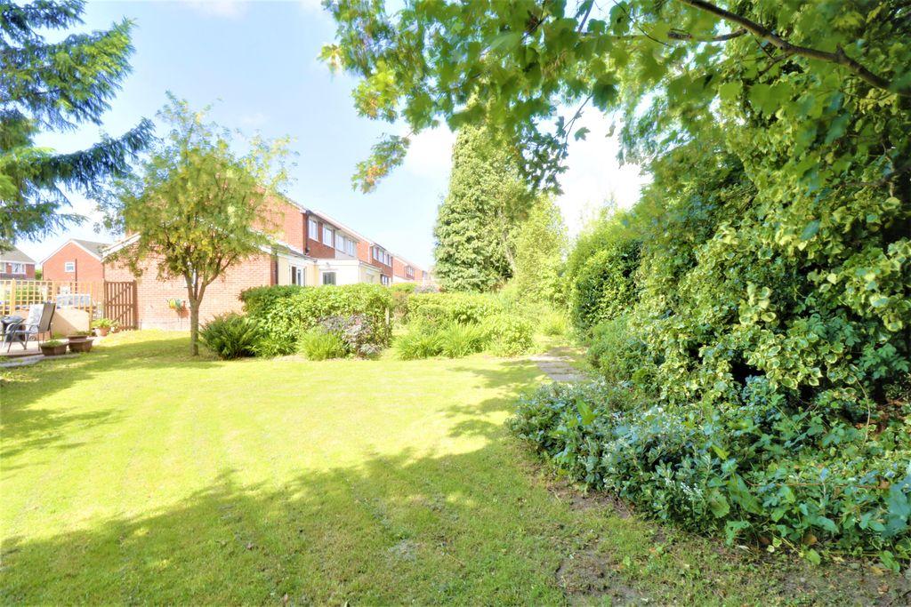 Dale Drive, Burntwood WS7 9AA 3 bed semi-detached house - £255,000