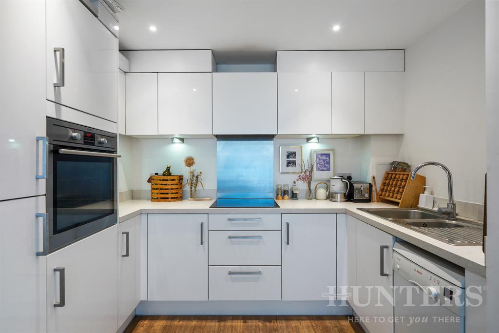 Waterside Way, London, N17 9GL 1 bed flat - £1,550 pcm (£358 pw)