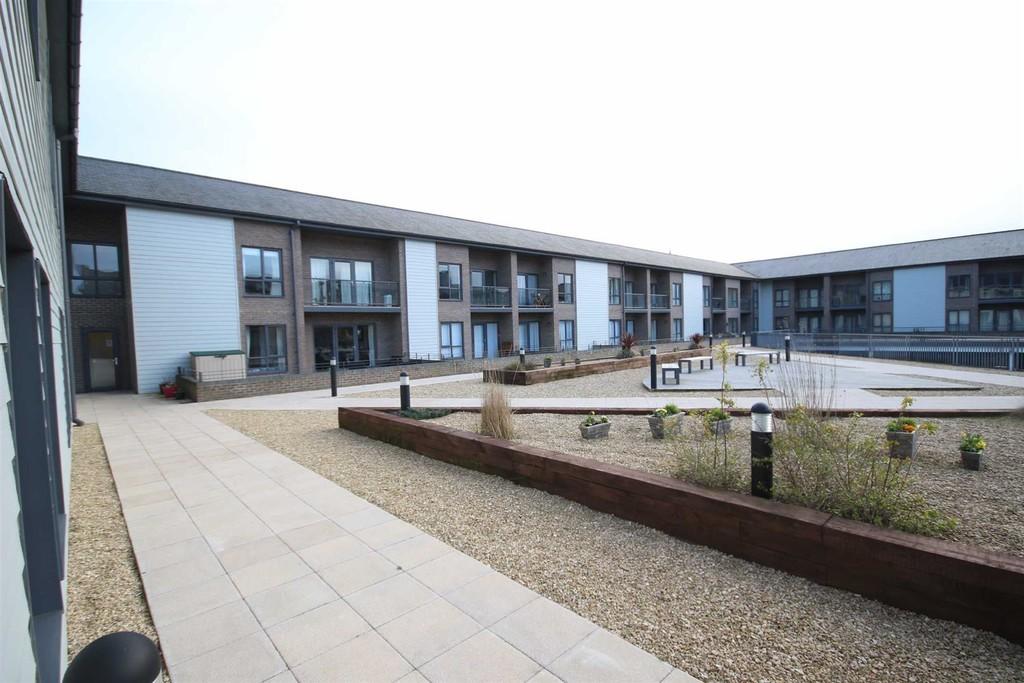 Cardean House, Fire Fly Avenue 2 bed apartment - £825 pcm (£190 pw)