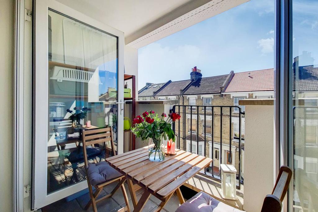 Morrish Road, Brixton Hill, London, SW2 2 bed flat - £475,000