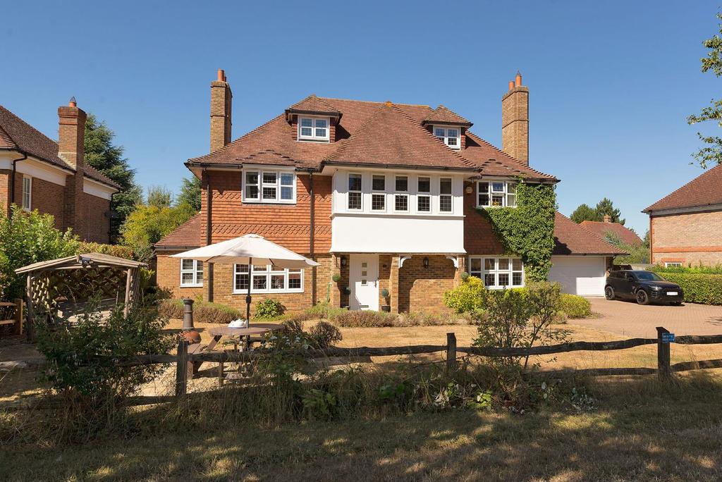 Cleeve Court, Kings Hill 5 bed detached house - £1,500,000