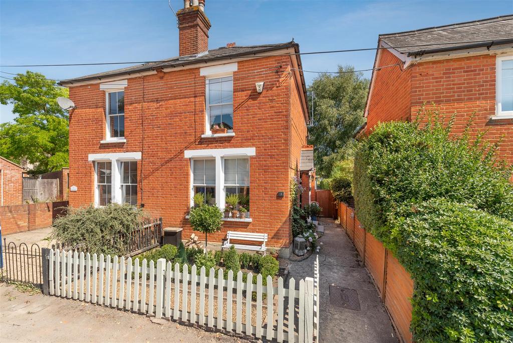 King Edwards Rise, Ascot 2 bed semi-detached house - £1,700 pcm (£392 pw)