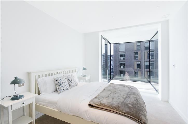 Satin House, Piazza Walk, Aldgate... 1 bed flat - £2,817 pcm (£650 pw)