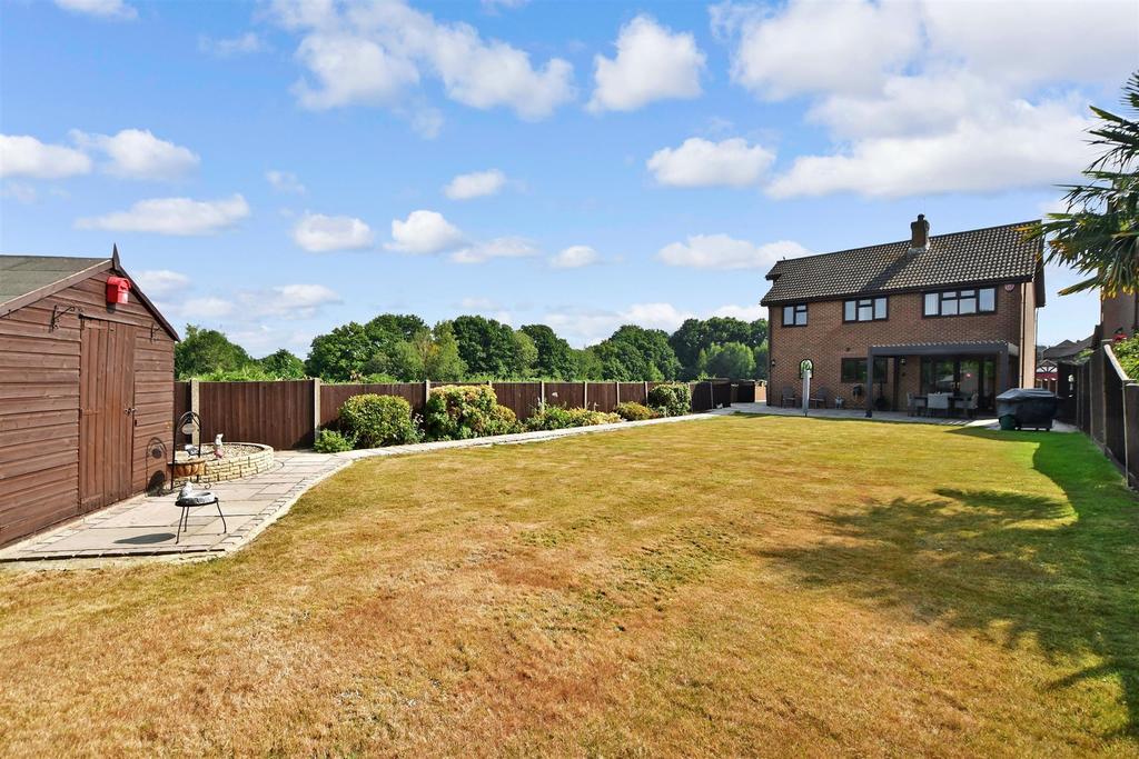 Lashmere, Copthorne, Crawley, West... 4 bed detached house - £680,000