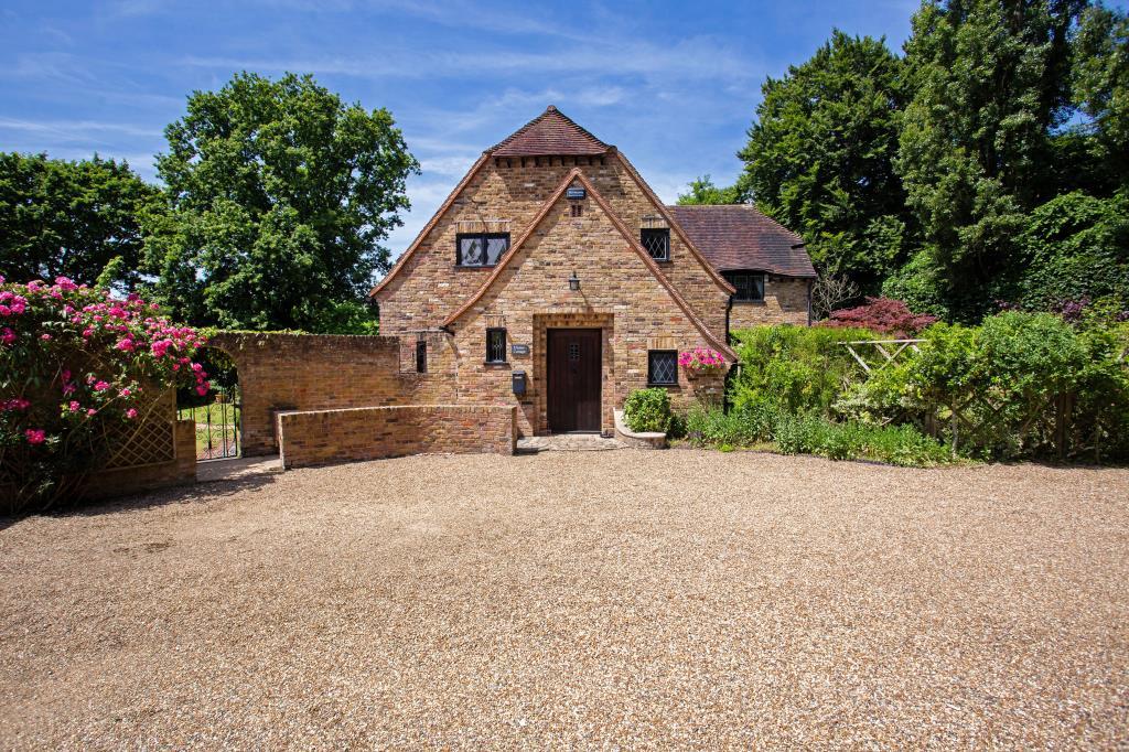 Farnham Common, Buckinghamshire, SL2 5 bed detached house - £1,799,950