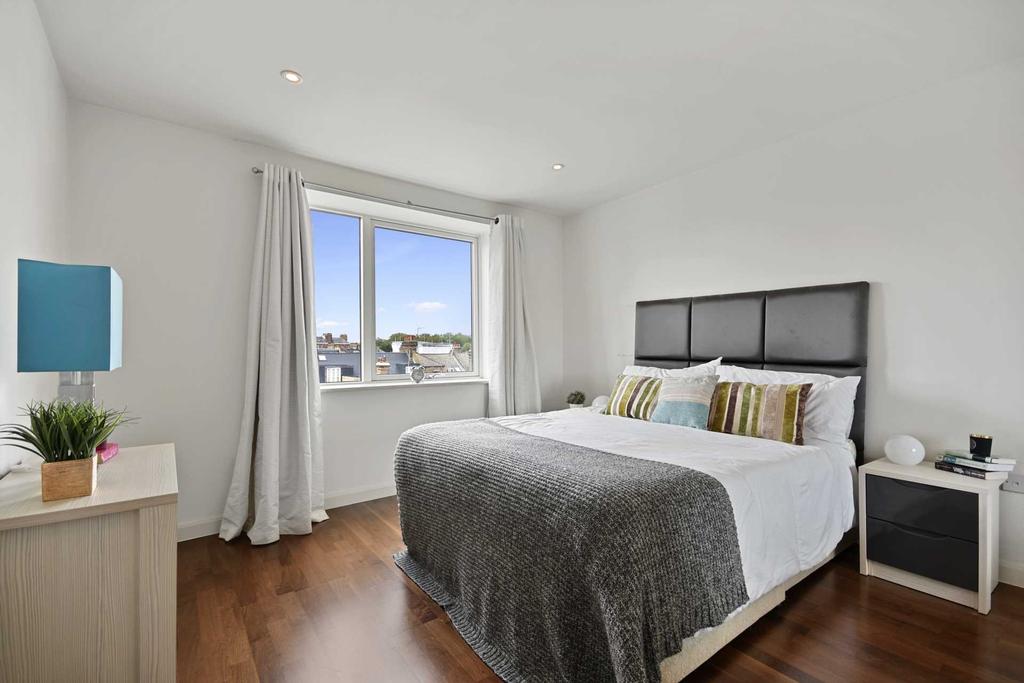Rutherford House, Battersea, SW11 1 bed apartment - £1,700 pcm (£392 pw)