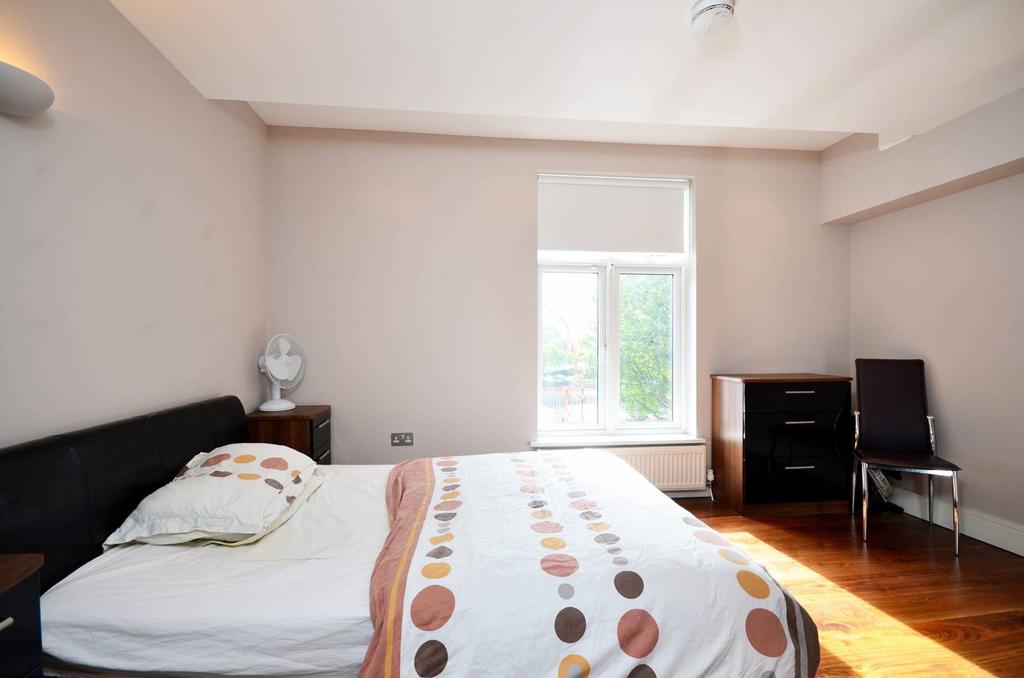 Chiswick High Road, Chiswick, London, W4 1 bed flat - £1,450 pcm (£335 pw)