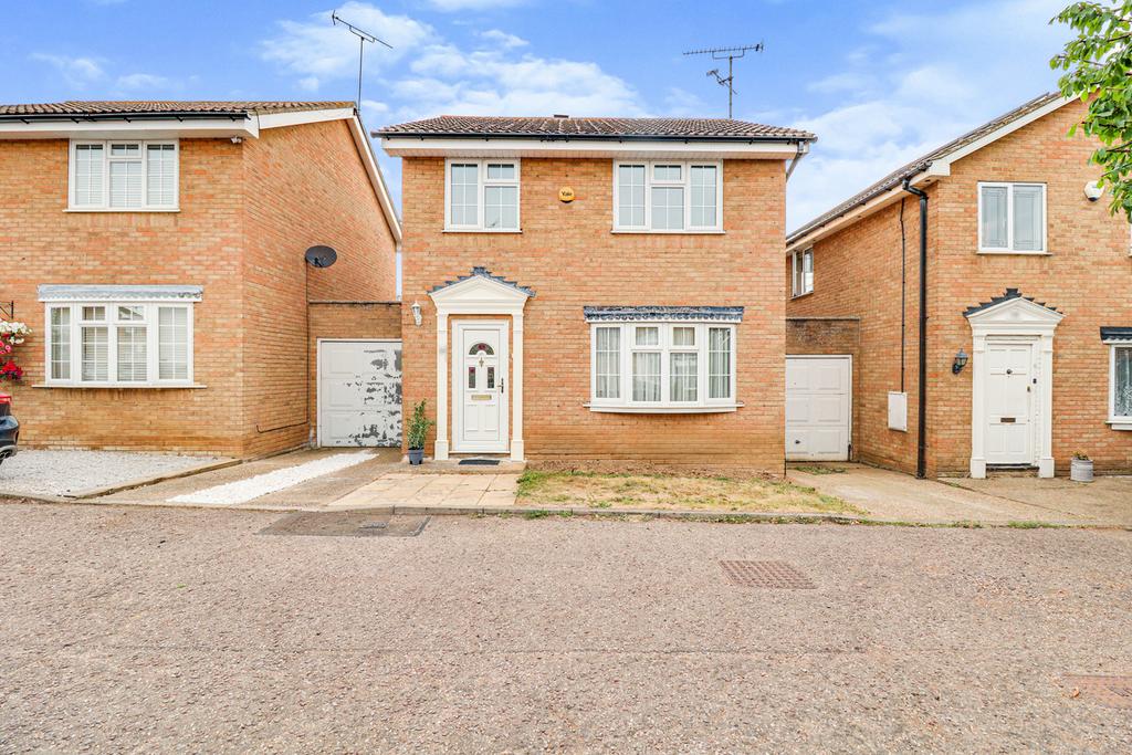 Repton Grove, Southend-on-sea, SS2 3 bed detached house - £425,000
