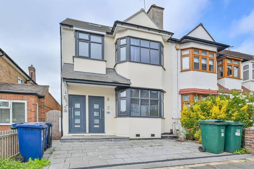 Hale Grove Gardens NW7, Mill Hill... 2 bed flat - £1,950 pcm (£450 pw)
