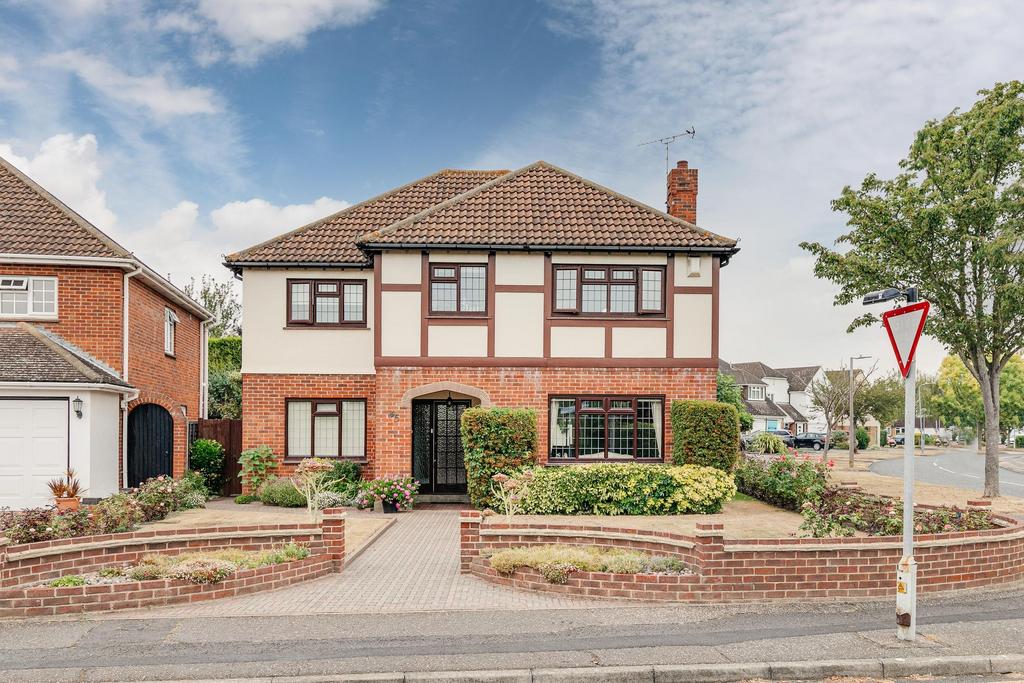 Kingsteignton, Shoeburyness, SS3 4 bed detached house - £750,000